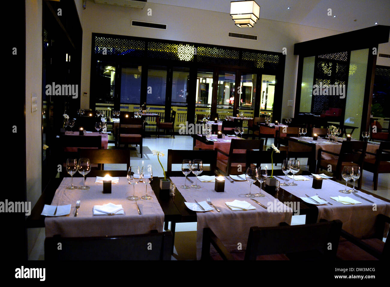 table setting in restaurant Stock Photo - Alamy