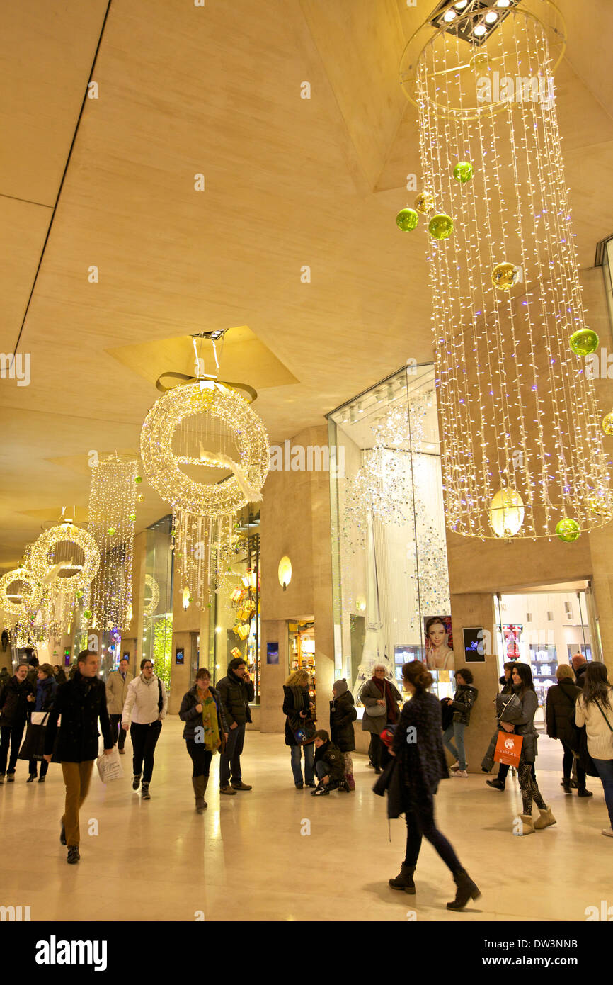 Louvre shops hi-res stock photography and images - Alamy