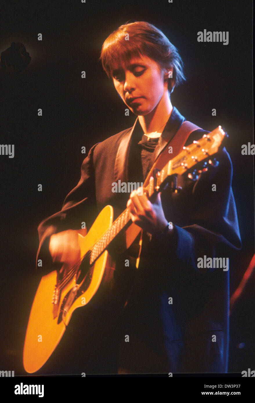 Suzanne vega us singer 1990 hi-res stock photography and images - Alamy