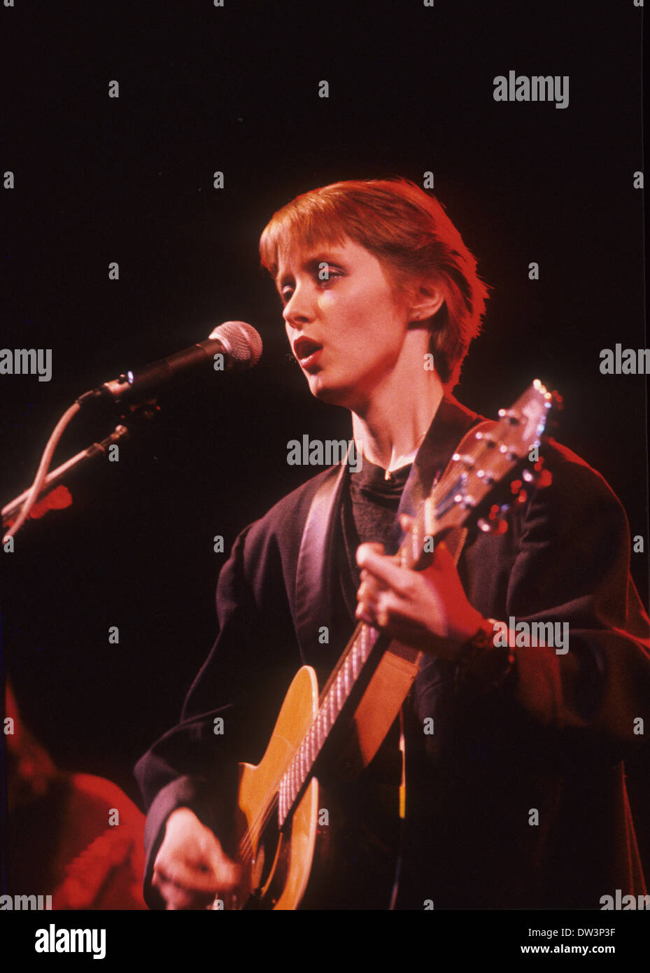 Suzanne vega us singer 1990 hi-res stock photography and images - Alamy