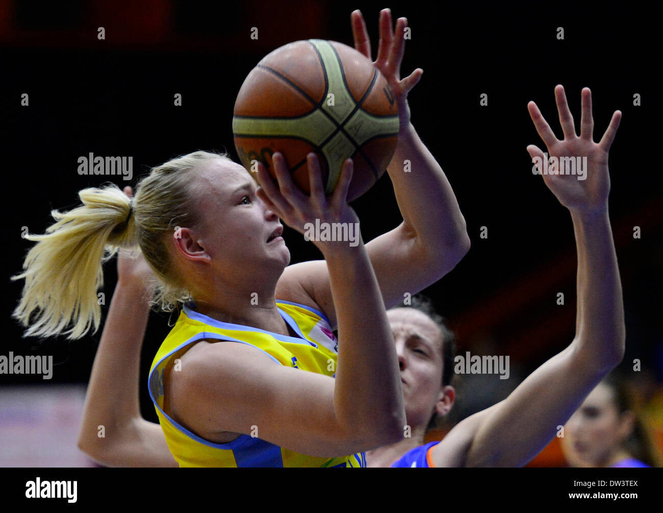 Michaela Stejskalova of USK Praha, left, and Maria Pin of Salamanca ...