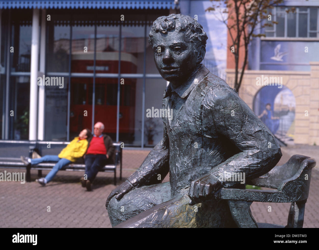 Dylan Thomas statue in bronze with Theatre and people behind Marina ...