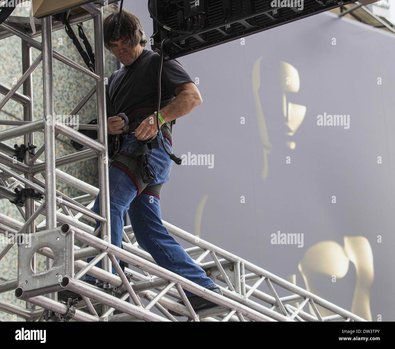 Los Angeles, California, USA. 26th Feb, 2014. A staff works as a Oscar ...