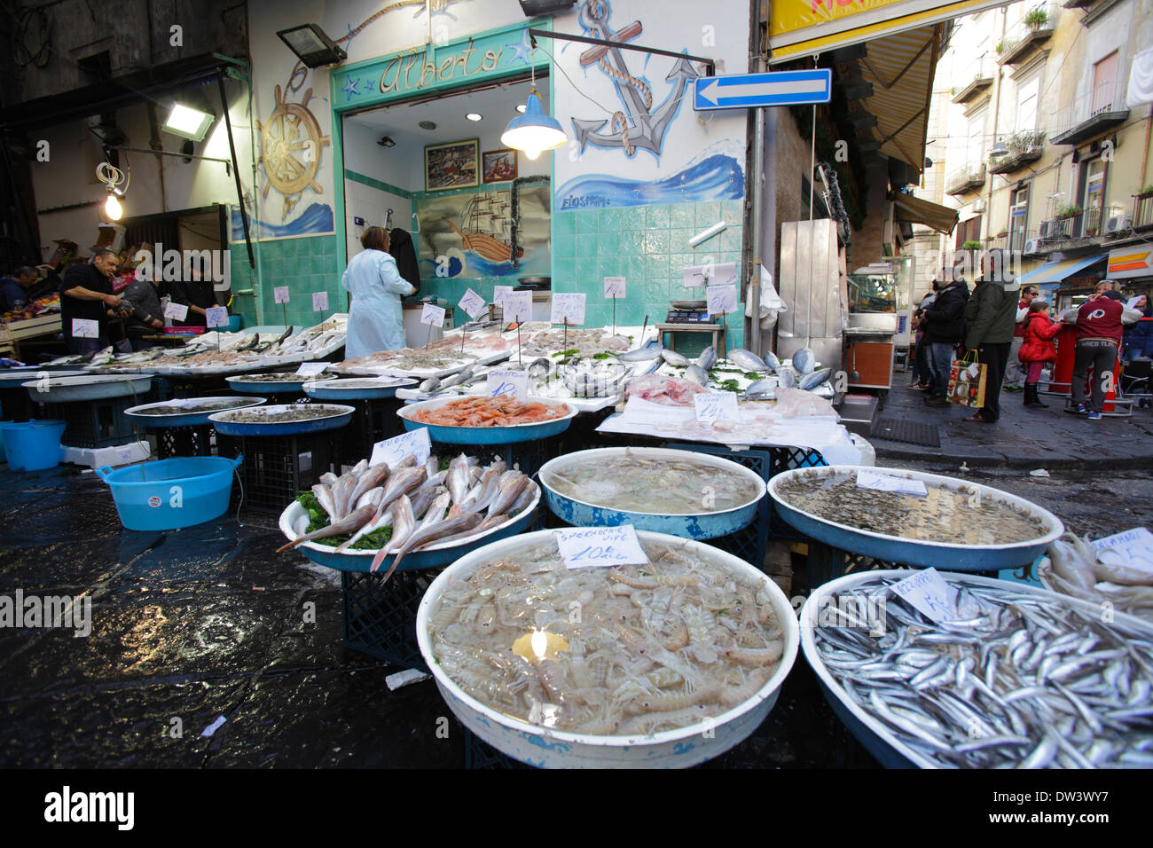 Fish market in naples hi-res stock photography and images - Alamy