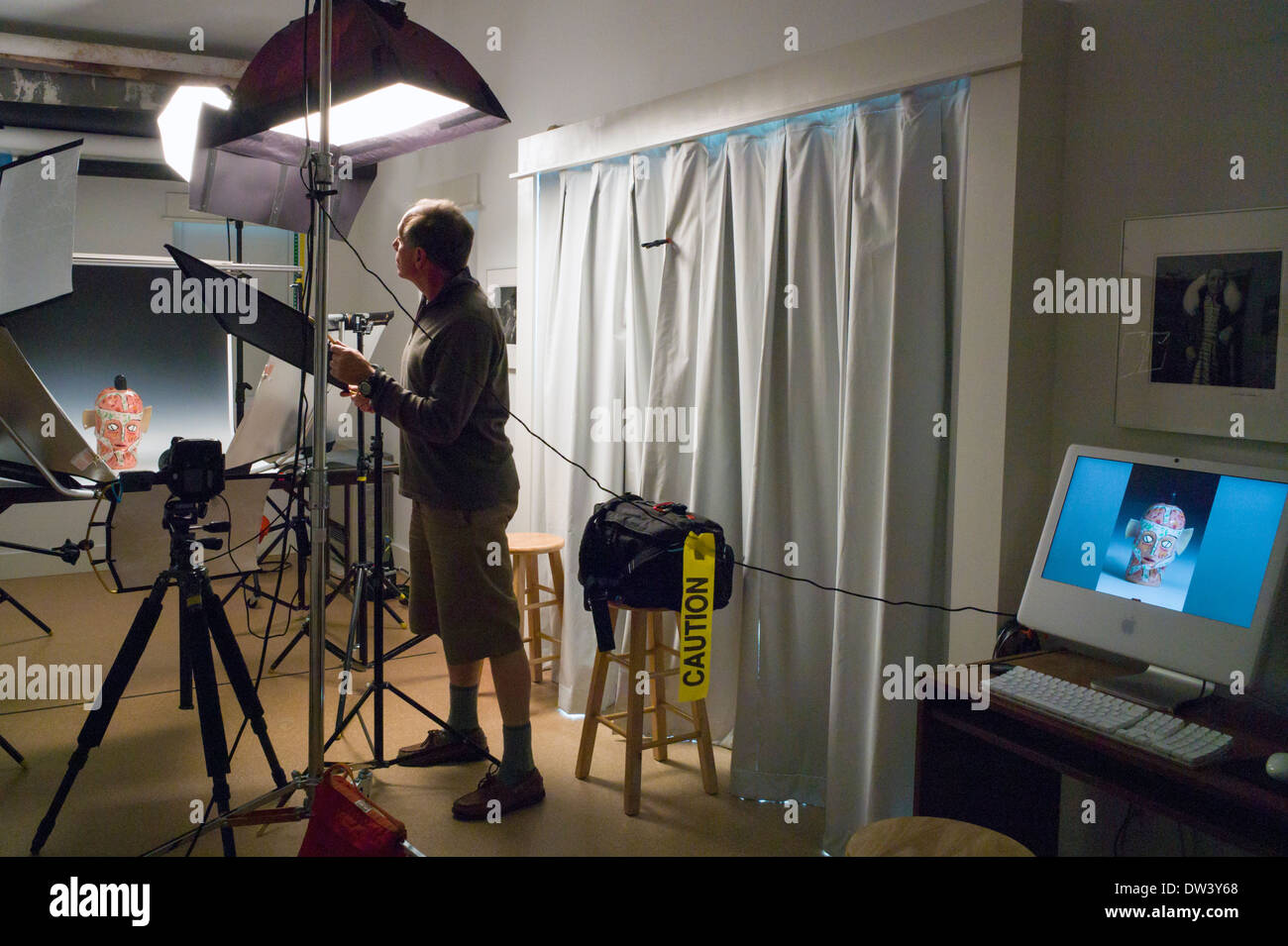 Photographer working in a commercial photography studio, with lighting ...