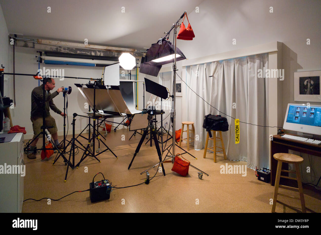 Photographer working in a commercial photography studio, with lighting ...