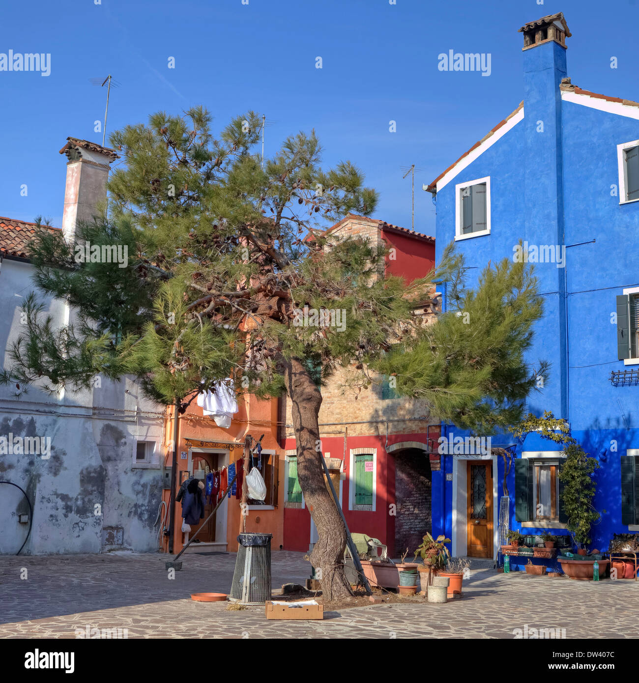 Houses backyard hi-res stock photography and images - Alamy