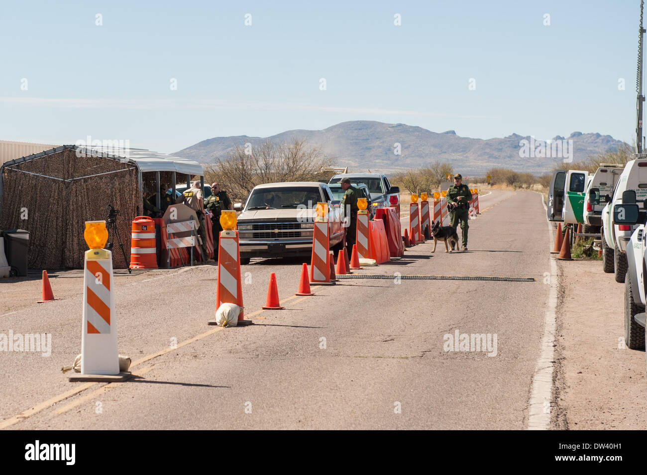 Usa border patrol inspect hi-res stock photography and images - Alamy