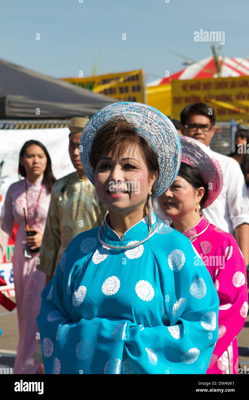 Vietnamese women wearing traditional hi-res stock photography and ...