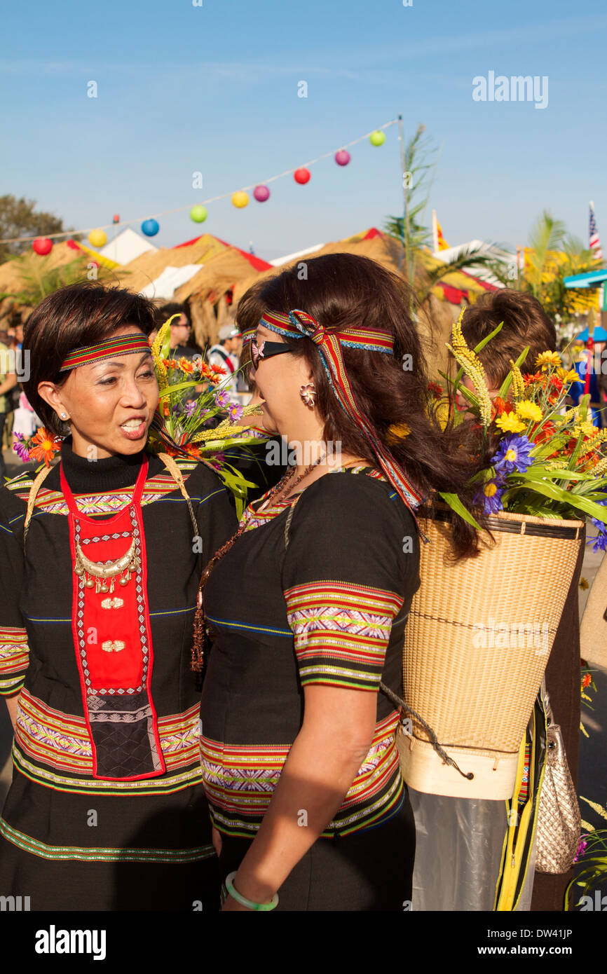 Vietnamese women wearing traditional hi-res stock photography and ...