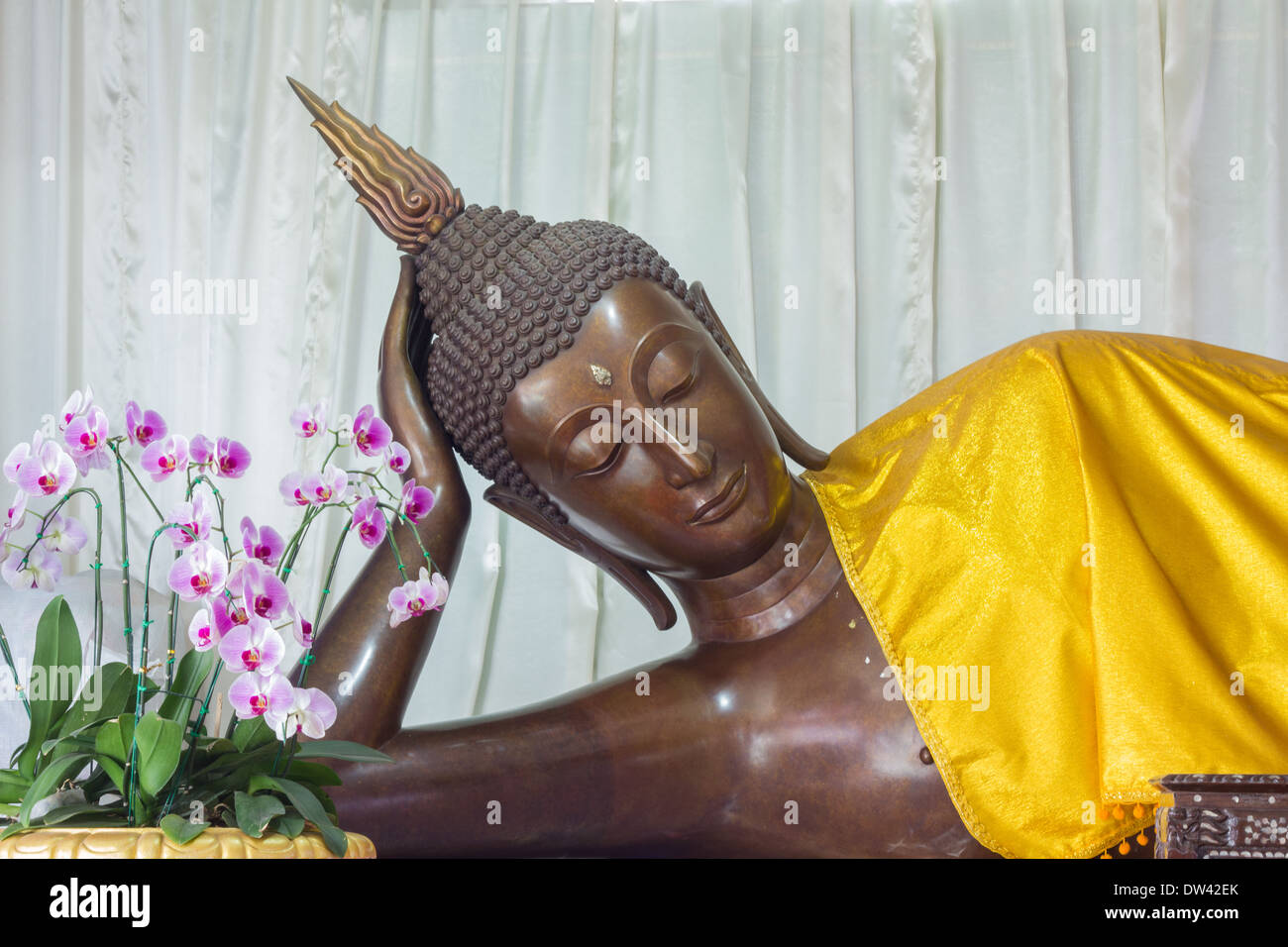 Bronze sleeping buddha hi-res stock photography and images - Alamy