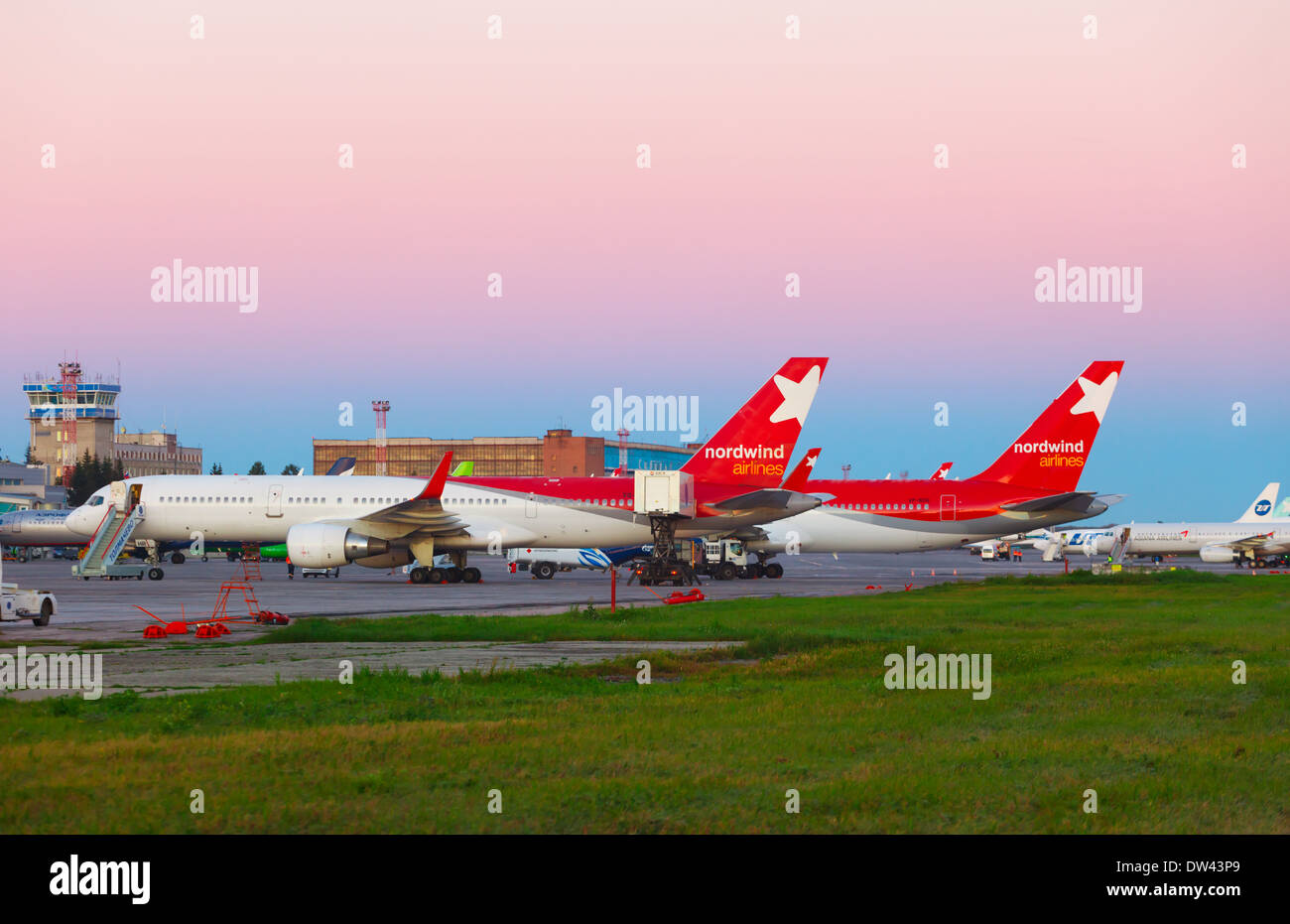 Airfield commercial hi-res stock photography and images - Alamy