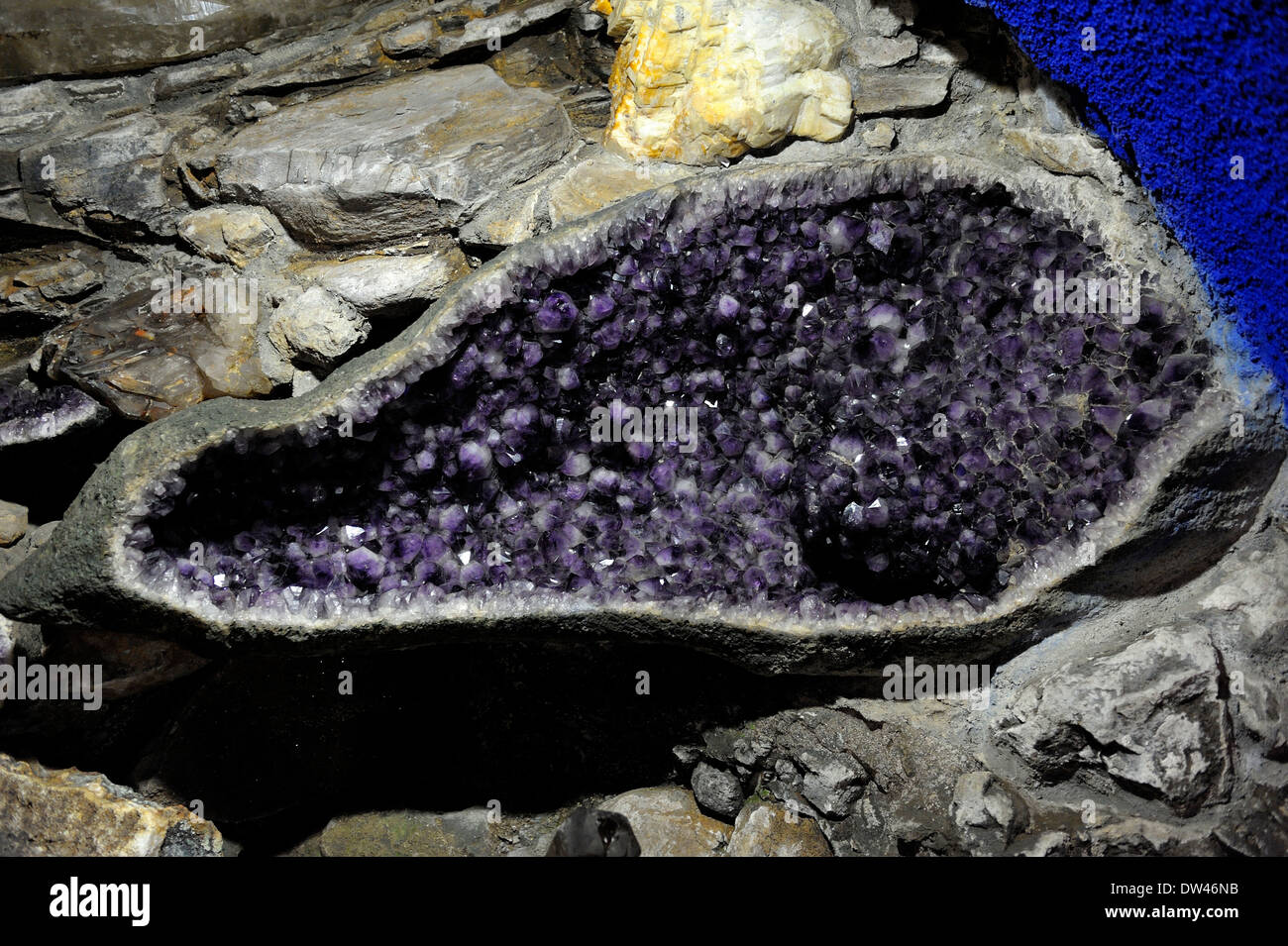 Crystal rock hi-res stock photography and images - Alamy