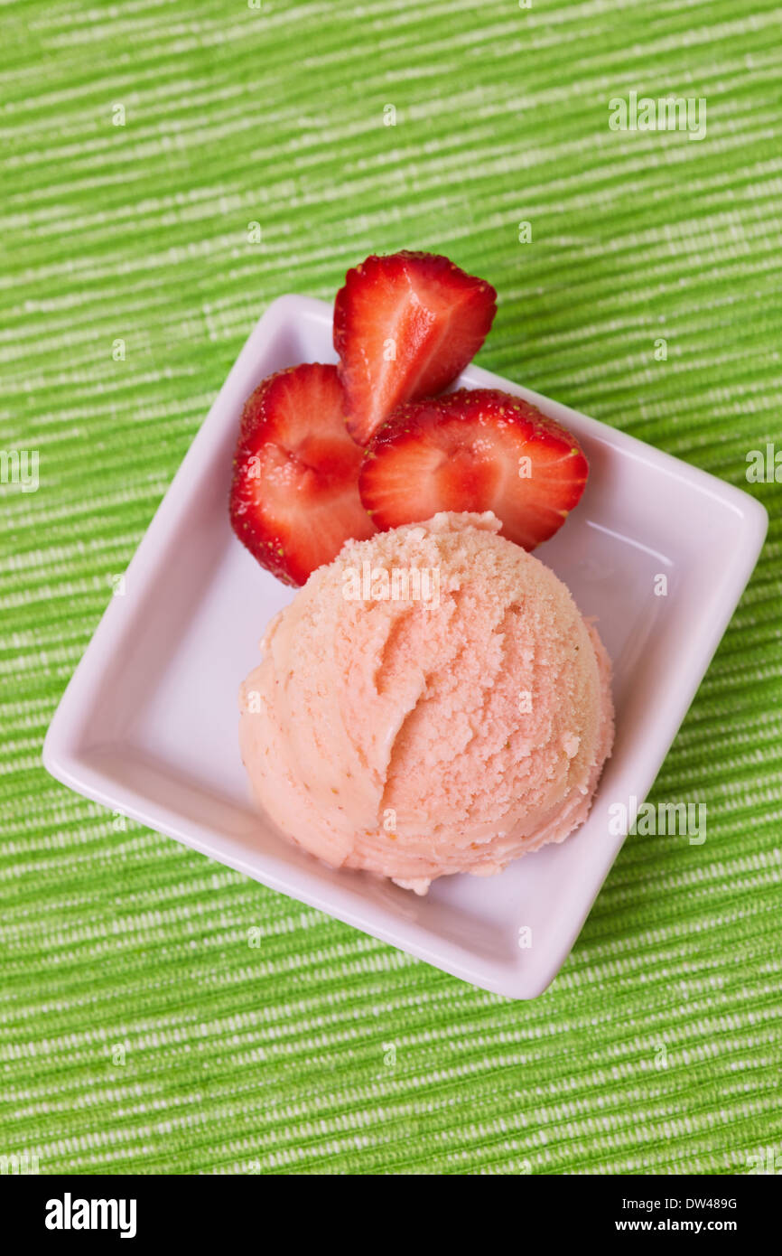 Strawberry ice cream hi-res stock photography and images - Alamy