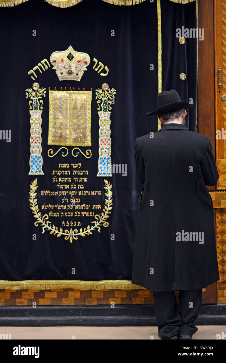 The holy ark in synagogue hi-res stock photography and images - Alamy