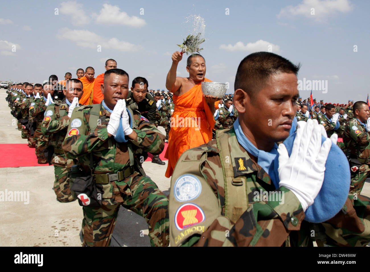 (140227) --PHNOM PENH, Feb. 27, 2014 (Xinhua) -- Buddhist monks splash ...