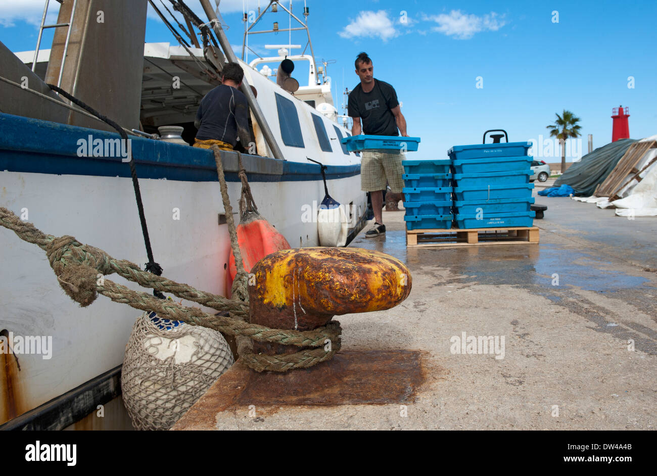 Fishermen unloading fish from trawler hi-res stock photography and ...