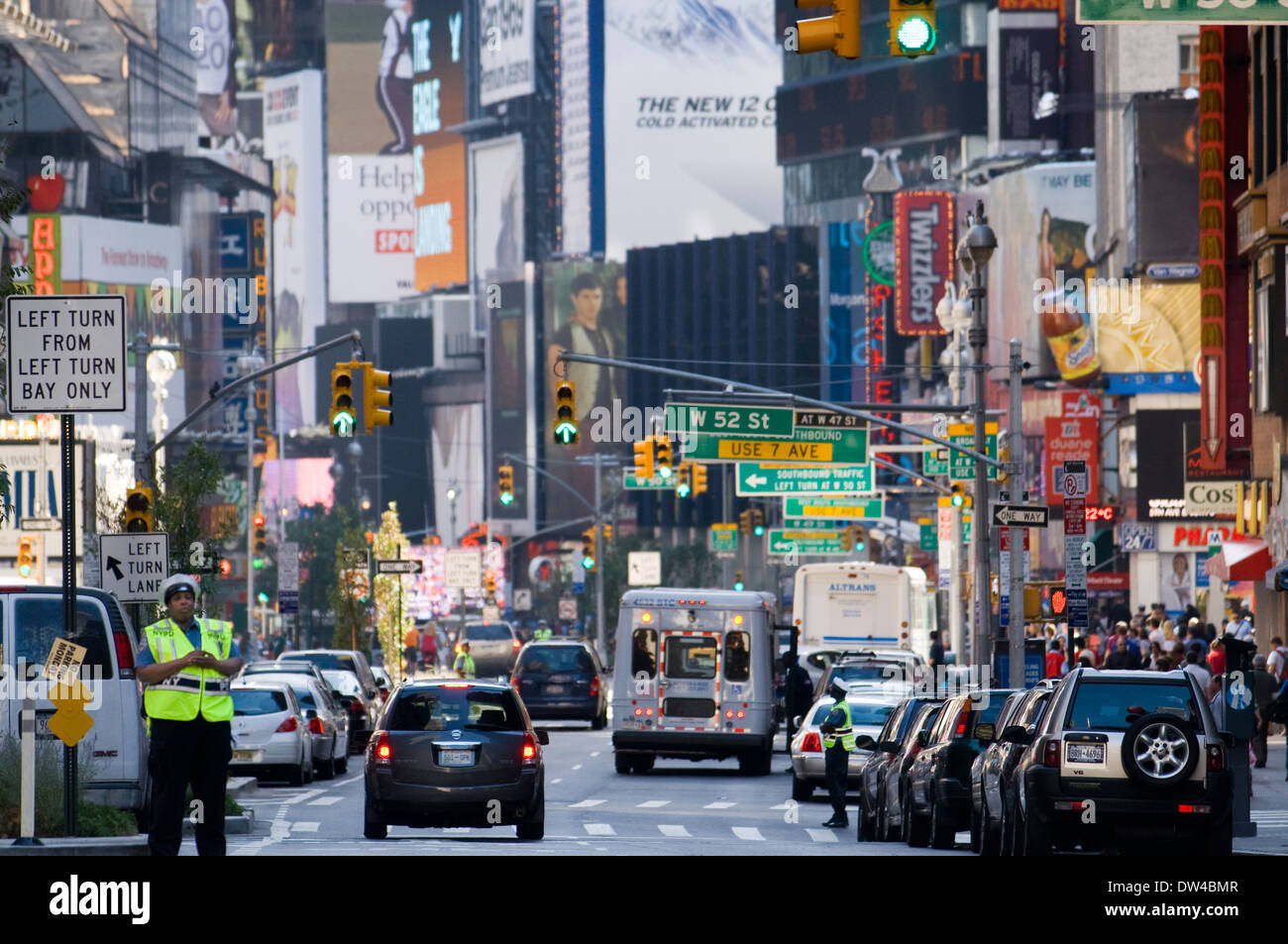 Streetlife, Midtown Manhattan, New York. Crossing streets in Midtown ...
