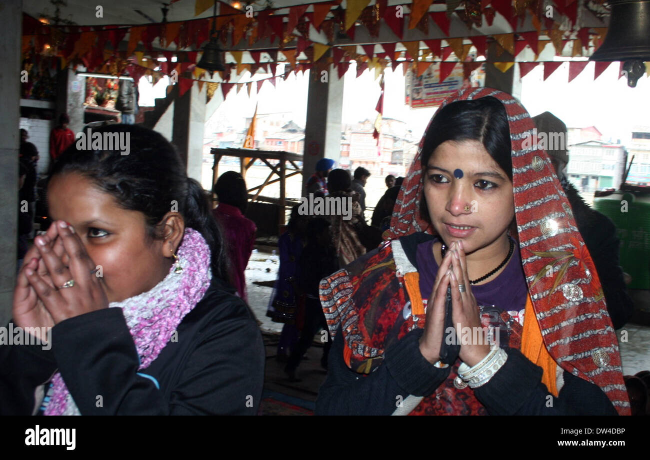 Srinagar, Indian Administered Kashmir 27 februarpolice )Hindu devotees ...
