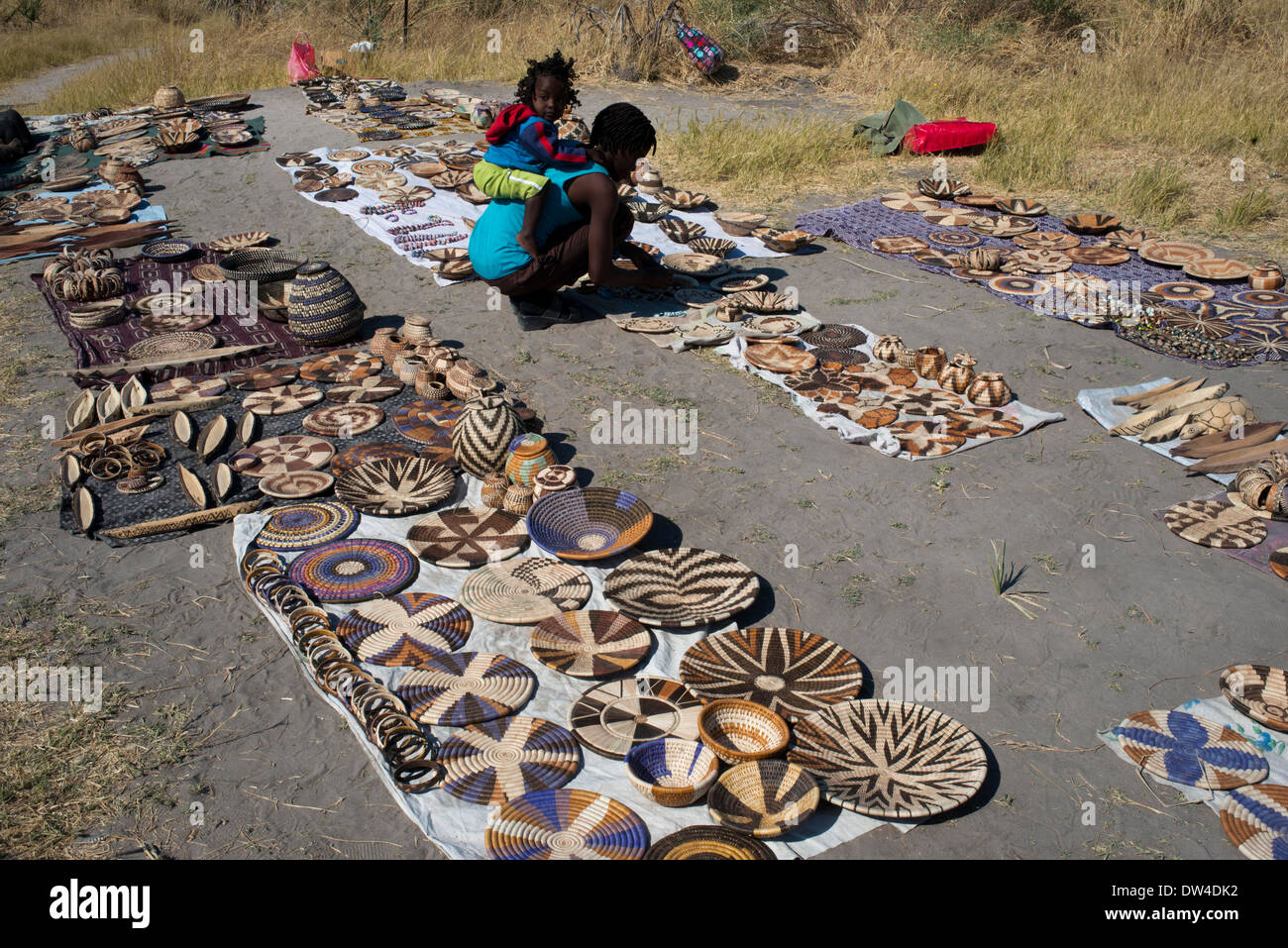 Improvised craft market with the arrival of tourists in the camp ...