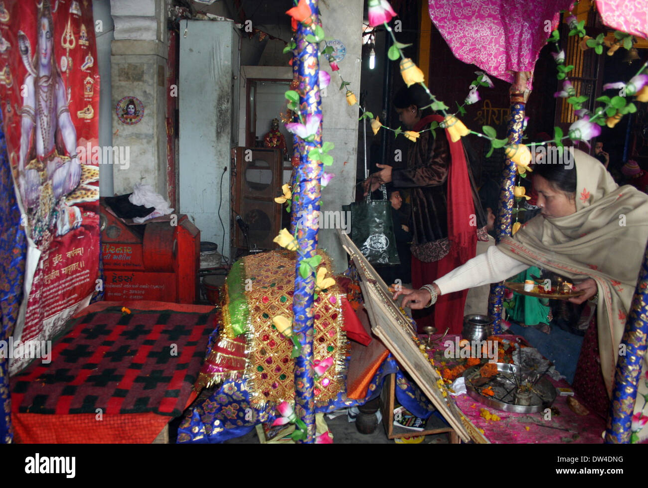Srinagar, Indian Administered Kashmir 27 februarpolice )Hindu devotees ...