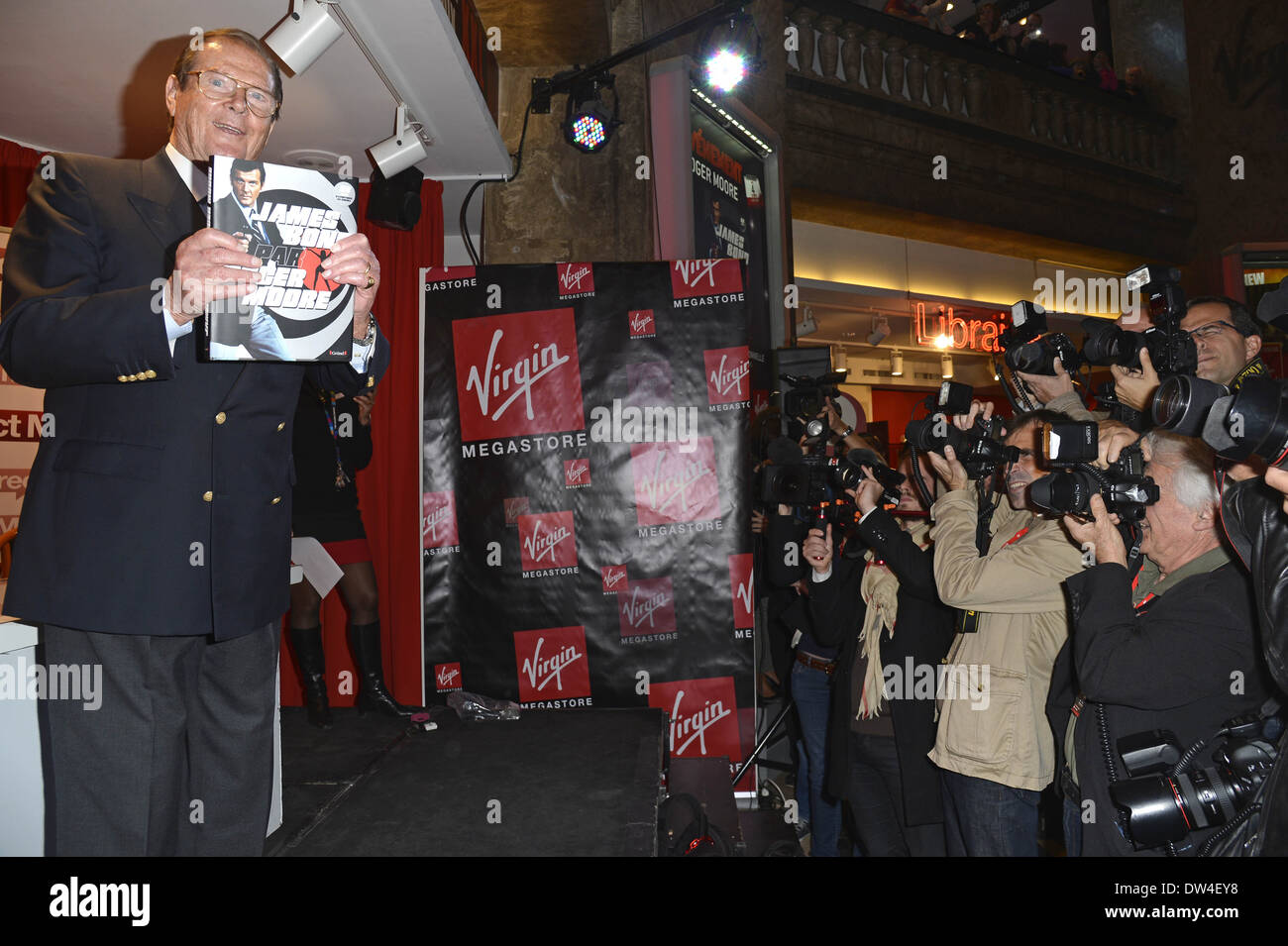 Roger Moore attends a signing for his new book 'James Bond Par Roger ...