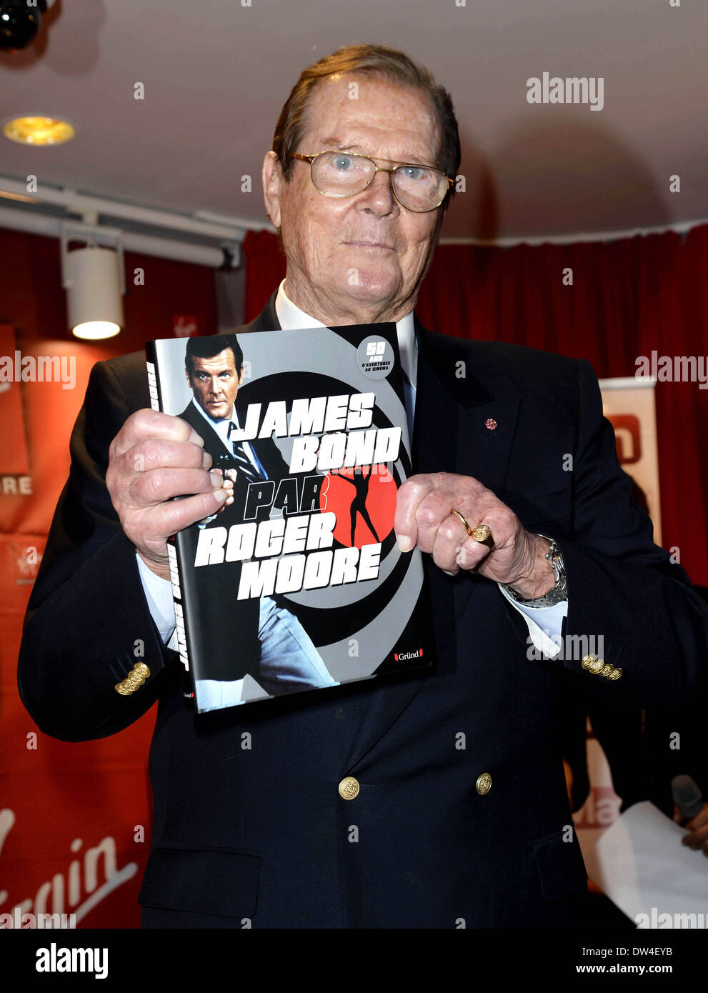 Roger Moore attends a signing for his new book 'James Bond Par Roger ...
