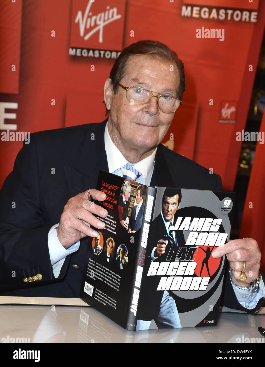 Roger Moore attends a signing for his new book 'James Bond Par Roger ...