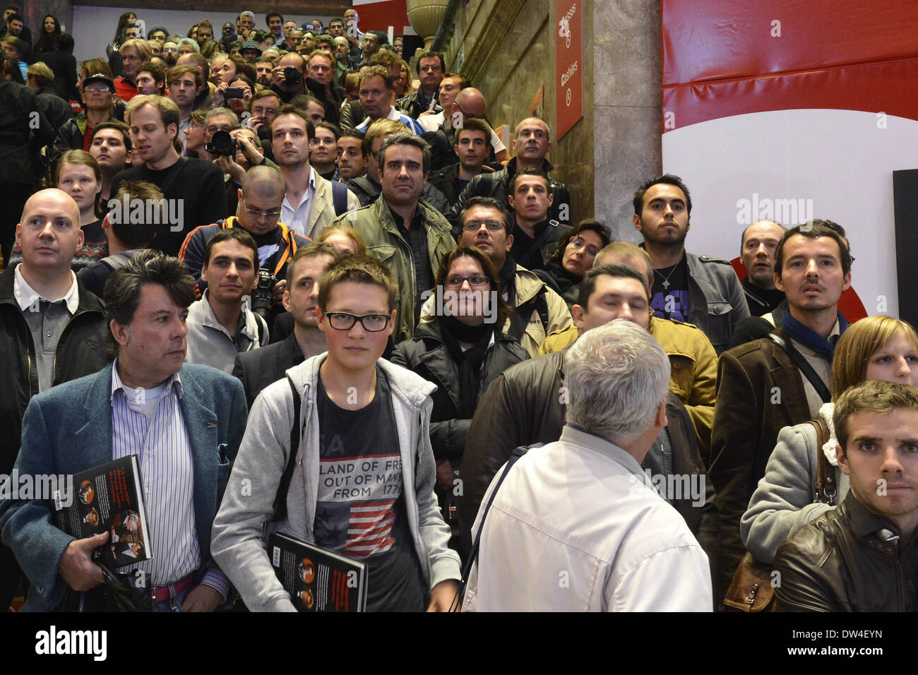 Roger Moore attends a signing for his new book 'James Bond Par Roger ...