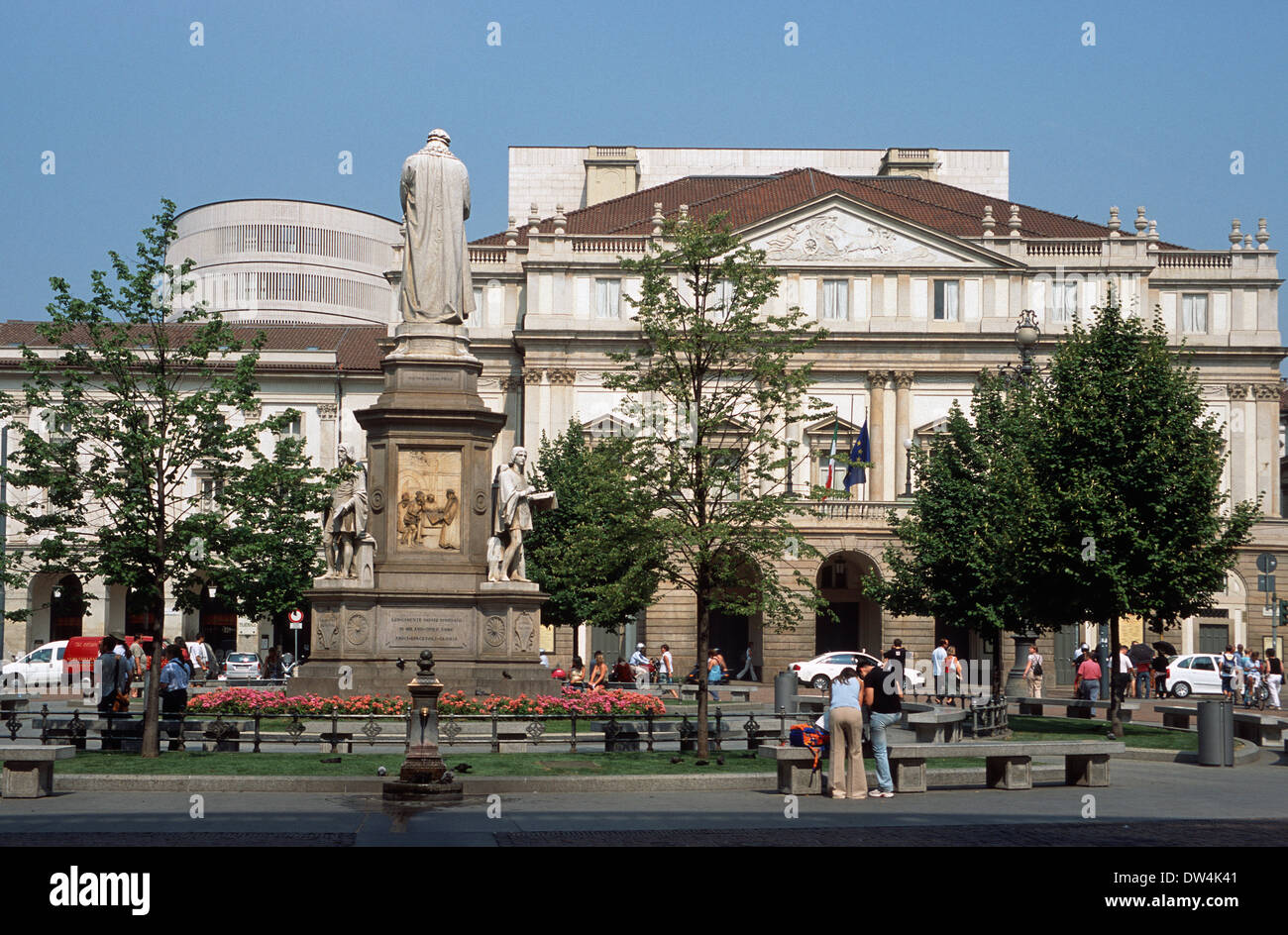 Piazza & Teatro della Scala La Scala Theatre opera house & statue of ...