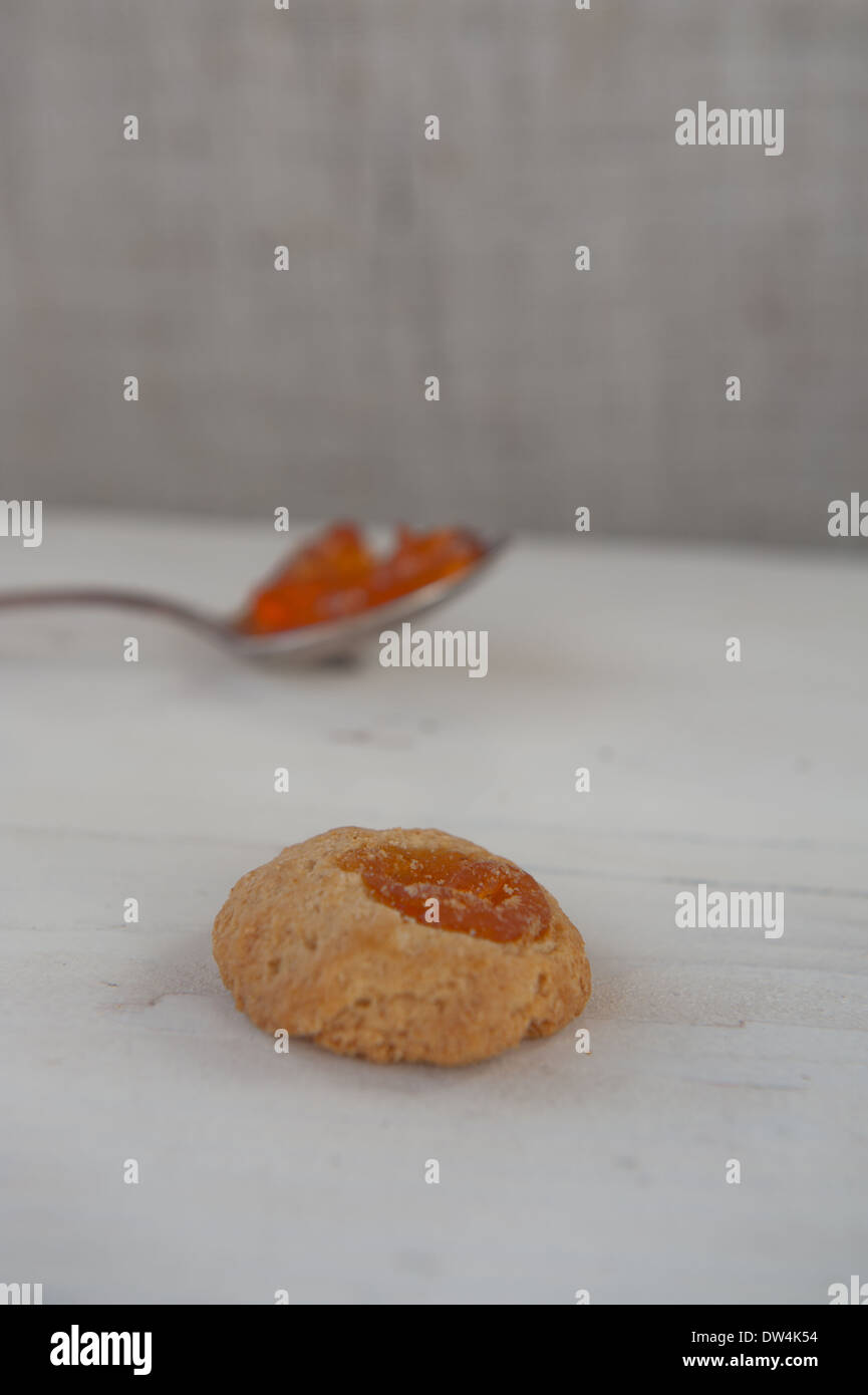 Ound table hi-res stock photography and images - Alamy