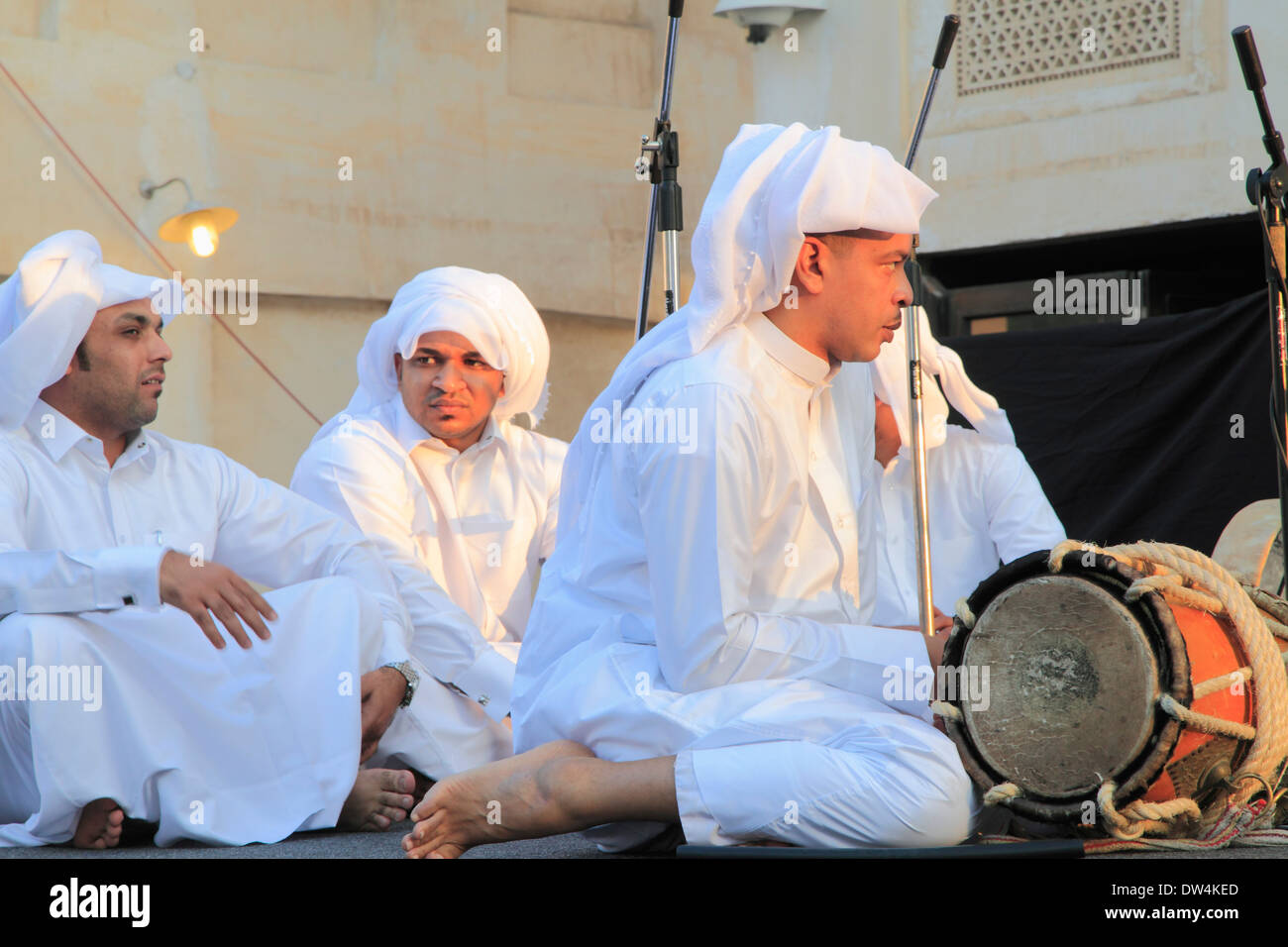 Qatar, Doha, Souq Waqif, musicians Stock Photo - Alamy