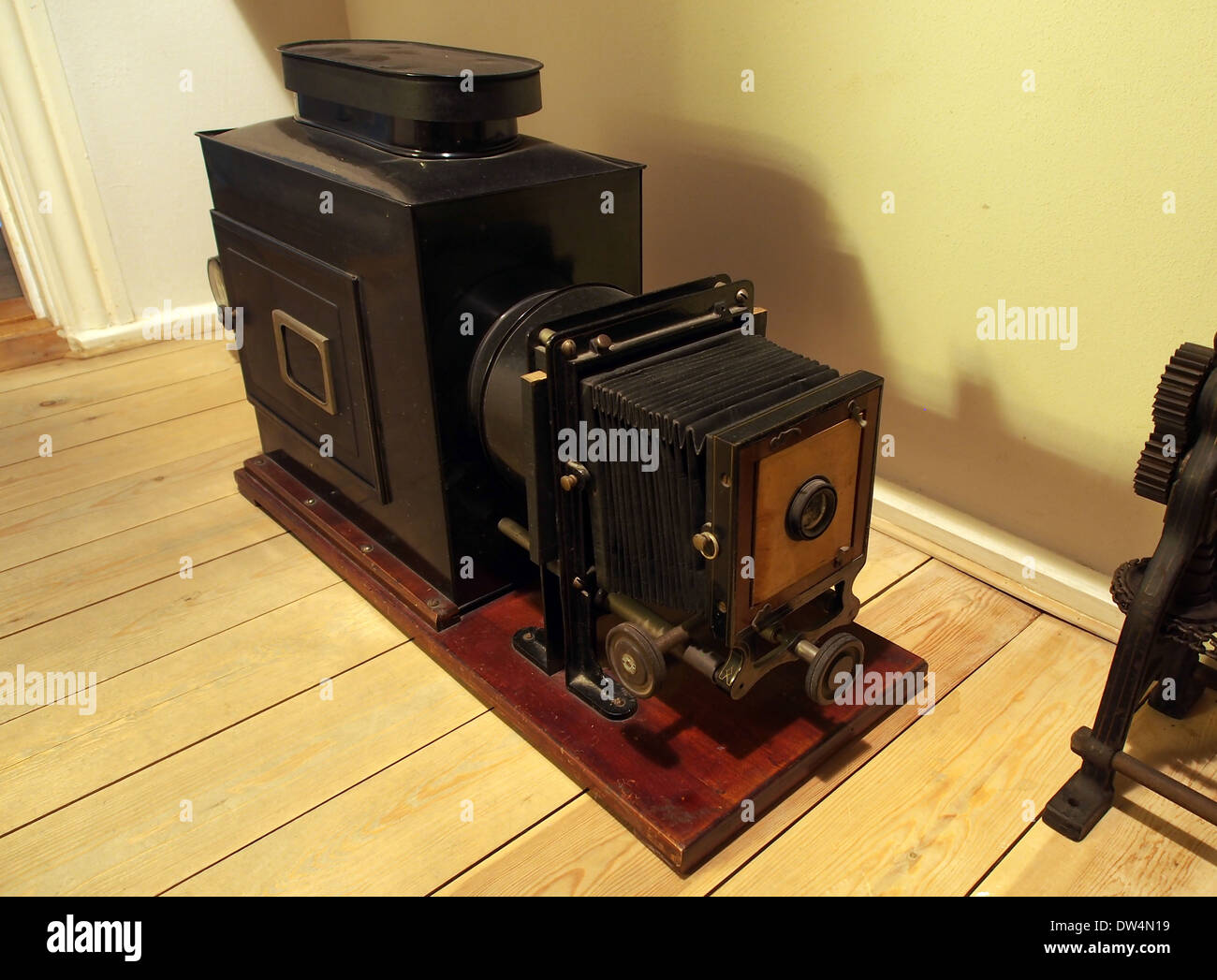 Old photographic equipment, displayed in a historical collection ...