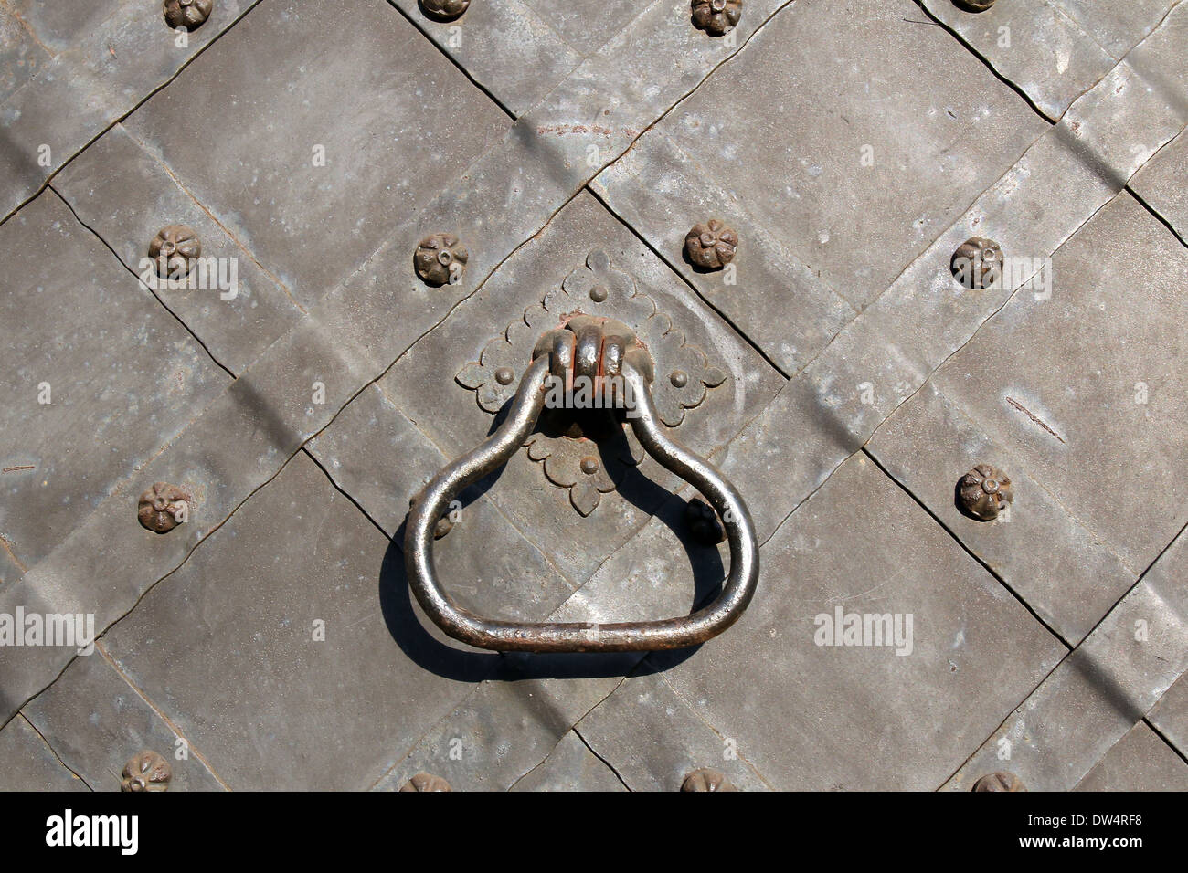 Iron knocker on ancient gate Stock Photo - Alamy