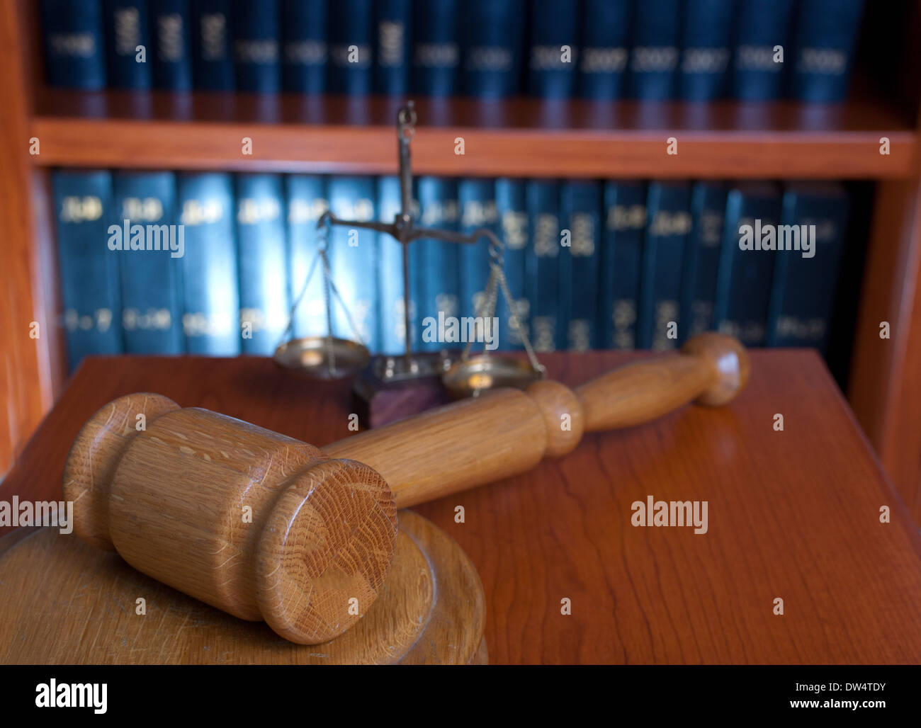 Judges gavel scales courthouse hi-res stock photography and images - Alamy