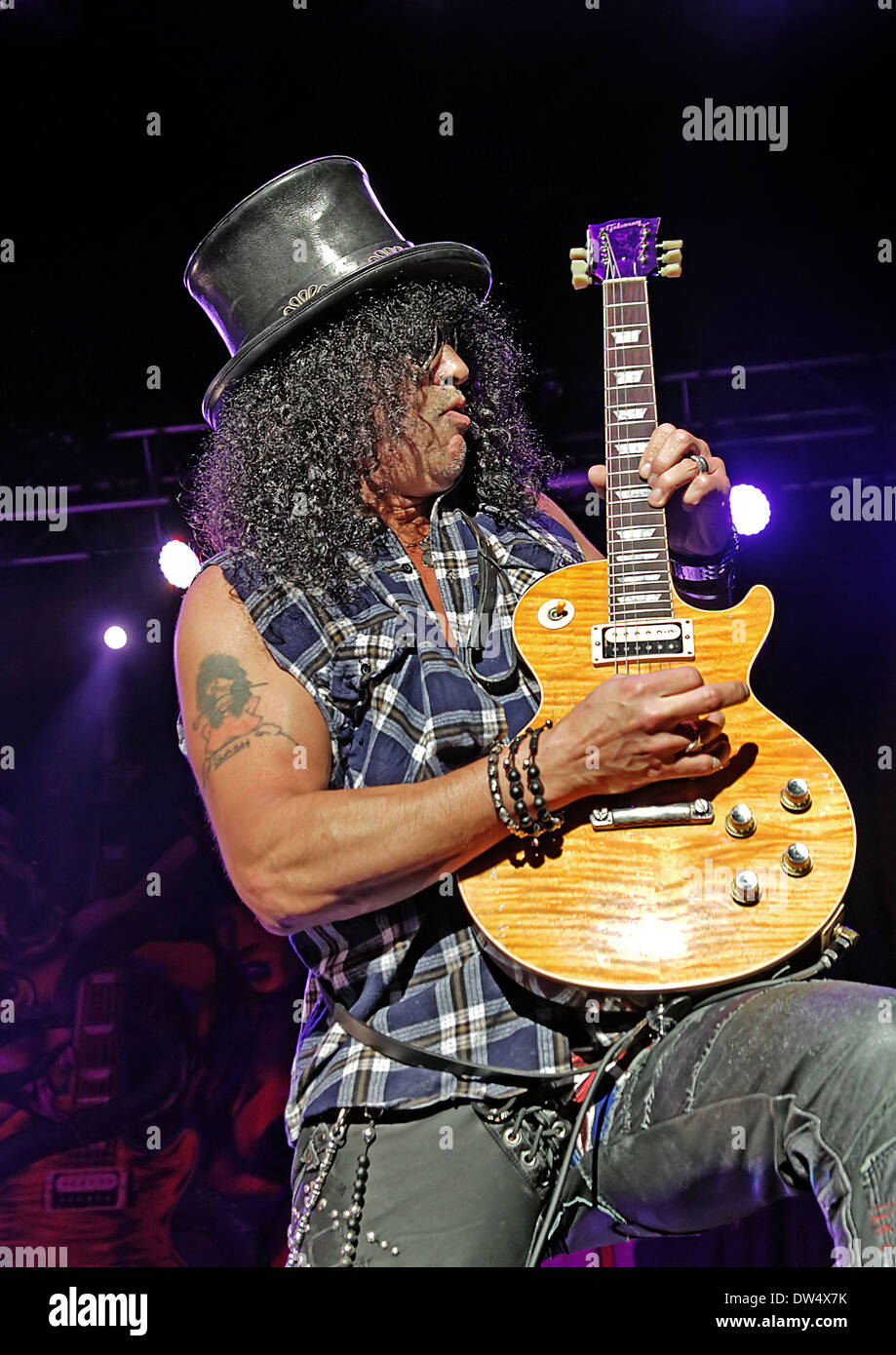 Musician Saul 'Slash' Hudson performing at Manchester O2 Apollo ...