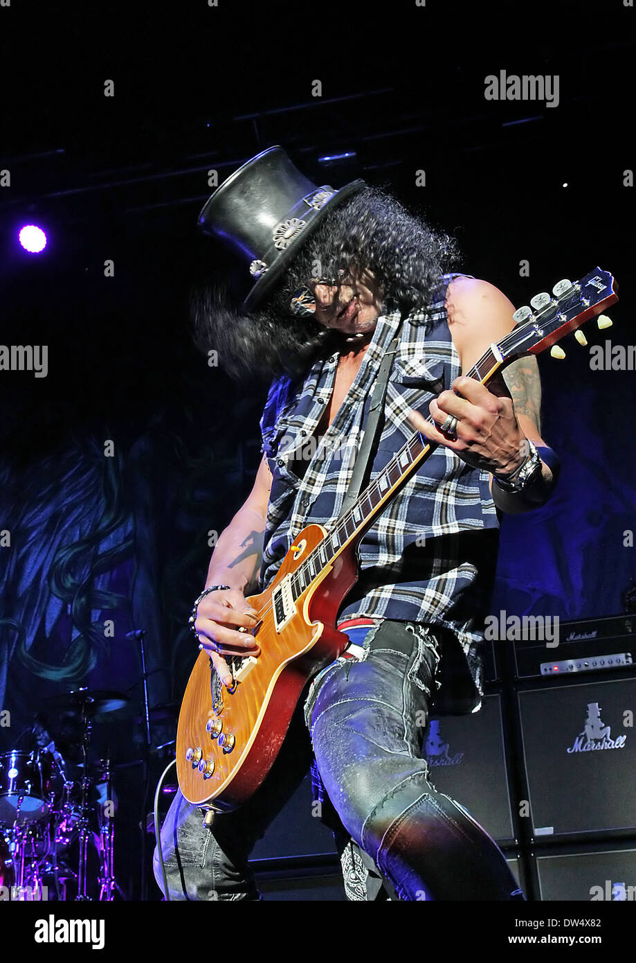 Musician Saul 'Slash' Hudson performing at Manchester O2 Apollo ...