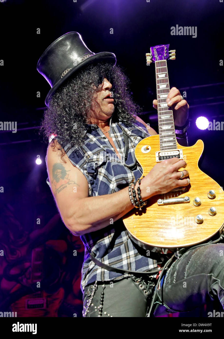 Musician Saul 'Slash' Hudson performing at Manchester O2 Apollo ...