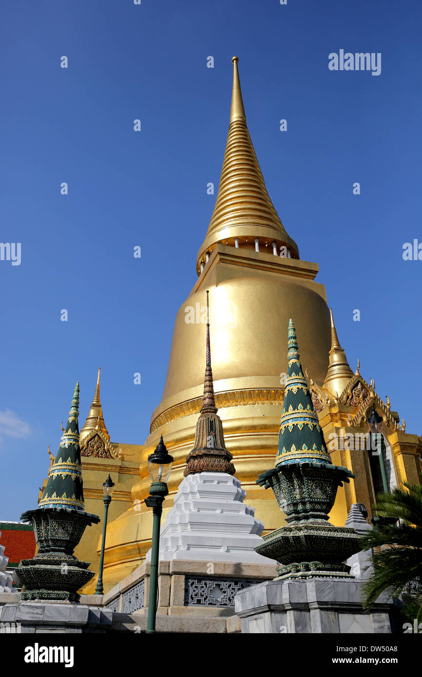 Gold roof hi-res stock photography and images - Alamy