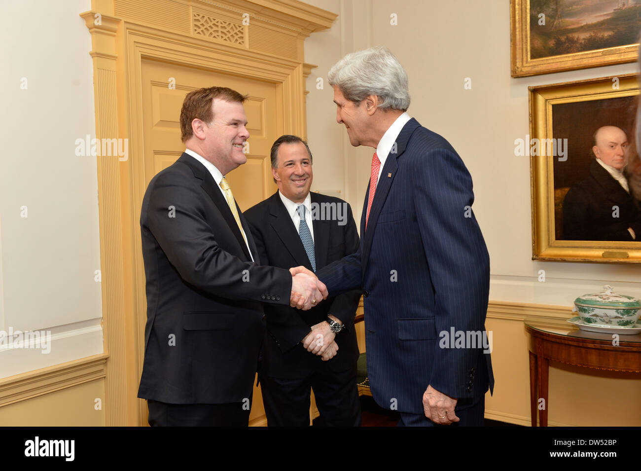 Secretary kerry shakes hands foreign hi-res stock photography and ...