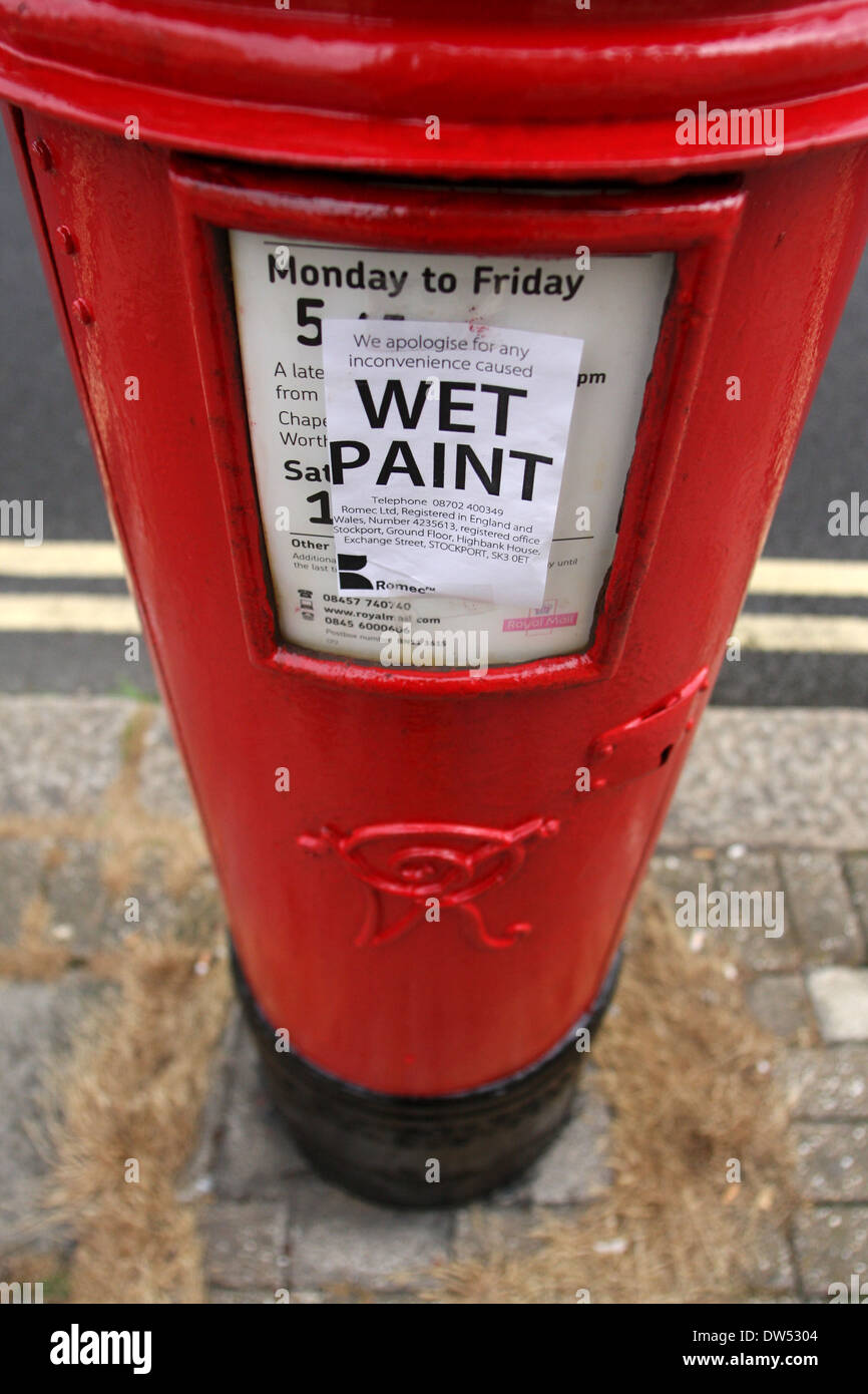 Royal insignia post box hi-res stock photography and images - Alamy