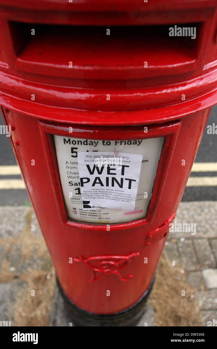 Royal insignia post box hi-res stock photography and images - Alamy
