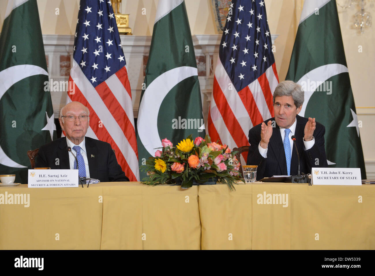Pakistan foreign secretary hi-res stock photography and images - Alamy