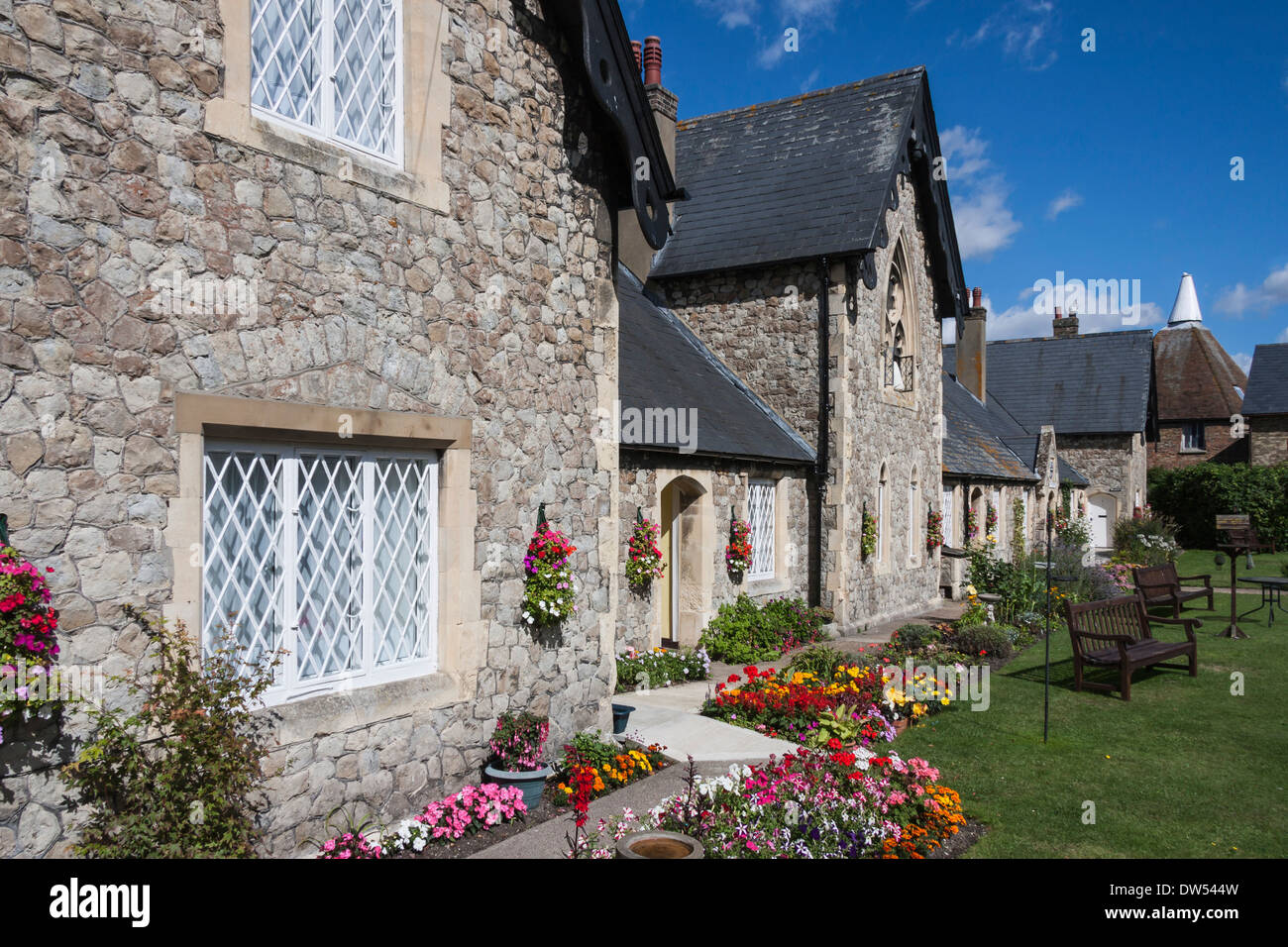 Almshouse medieval building hi-res stock photography and images - Alamy