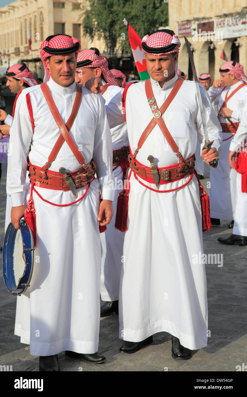 Qatar, Doha, Souq Waqif, men, musicians Stock Photo - Alamy