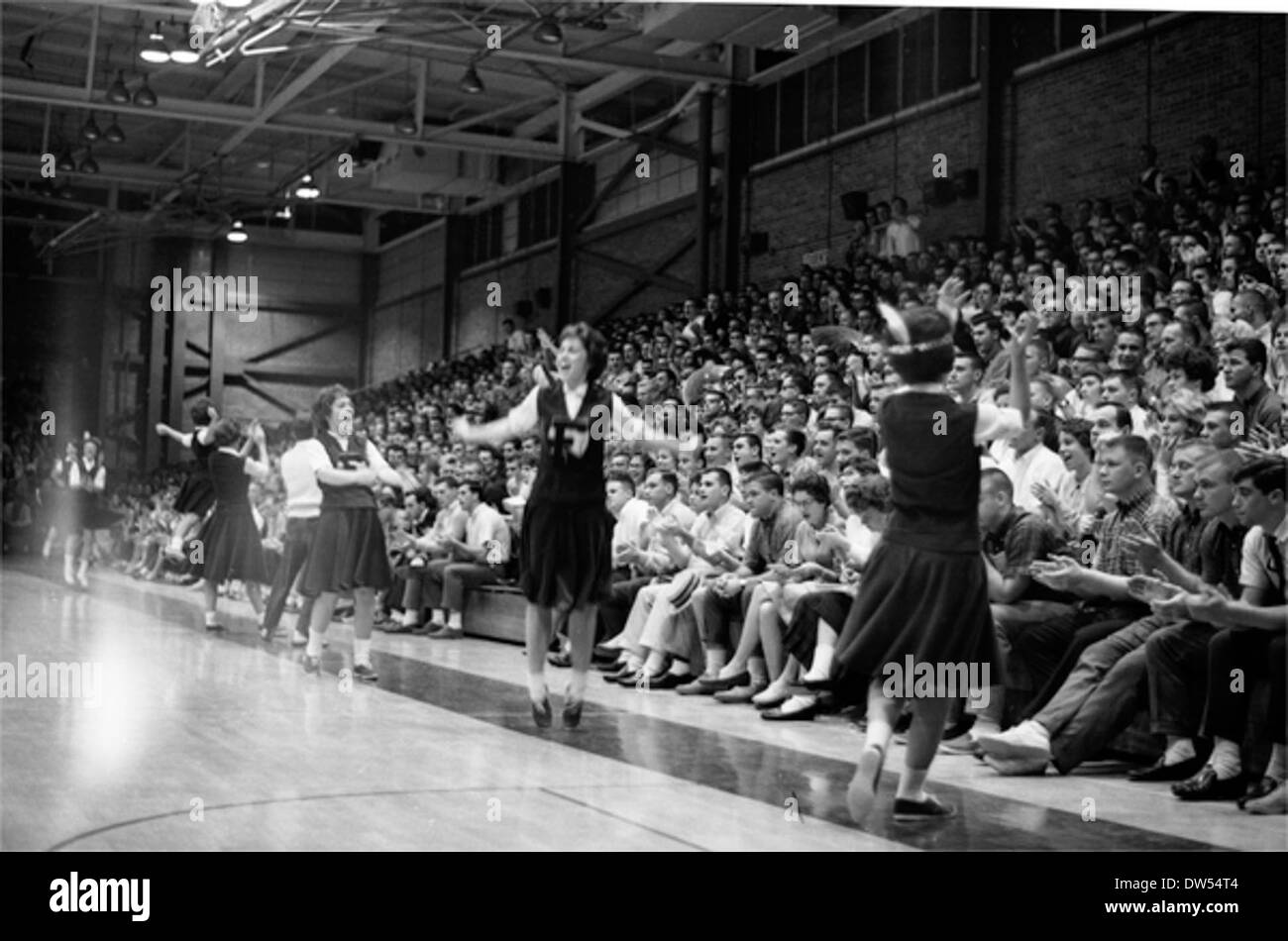 College basketball cheerleaders hi-res stock photography and images - Alamy