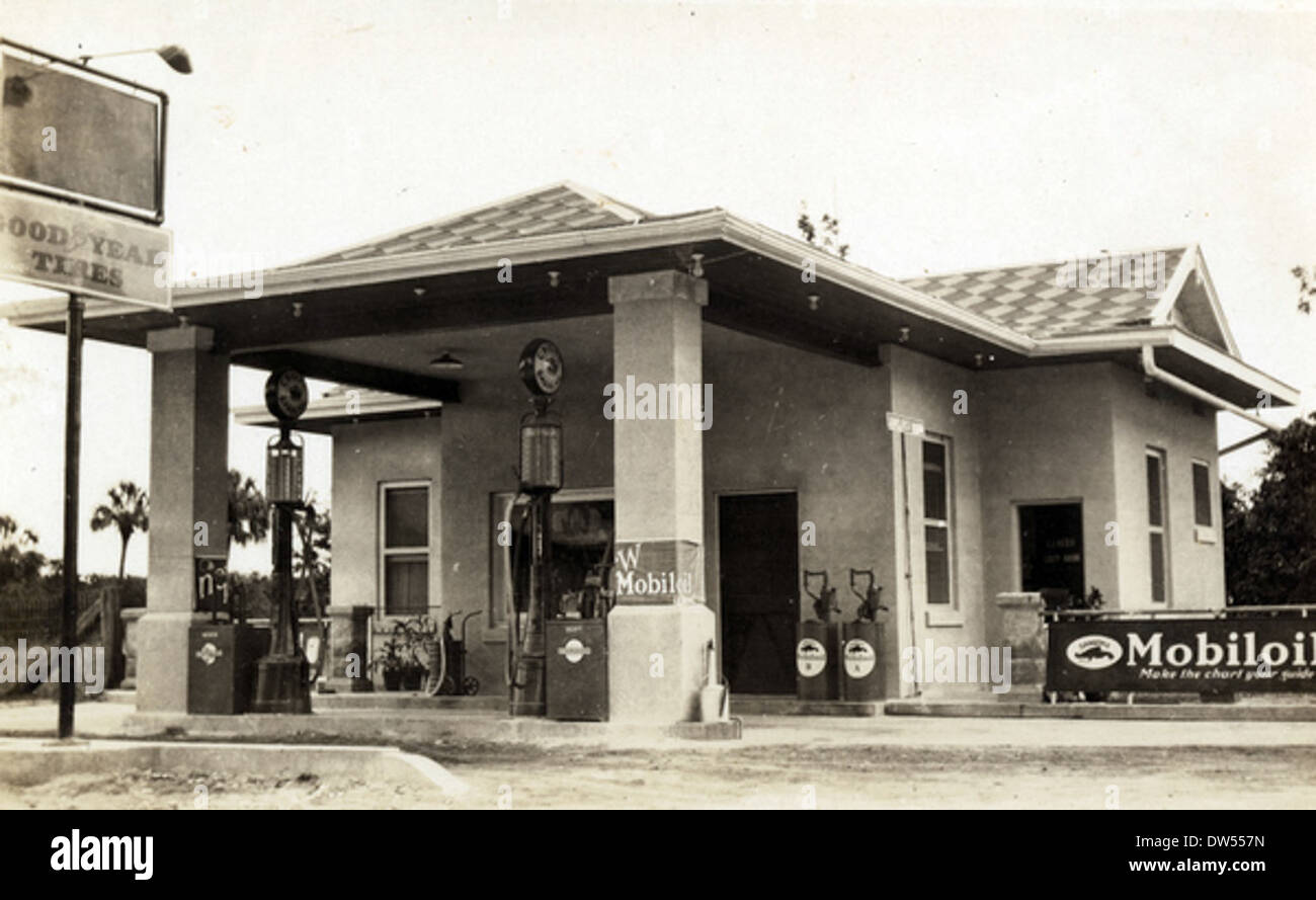 Mobil gas station 1940s hi-res stock photography and images - Alamy