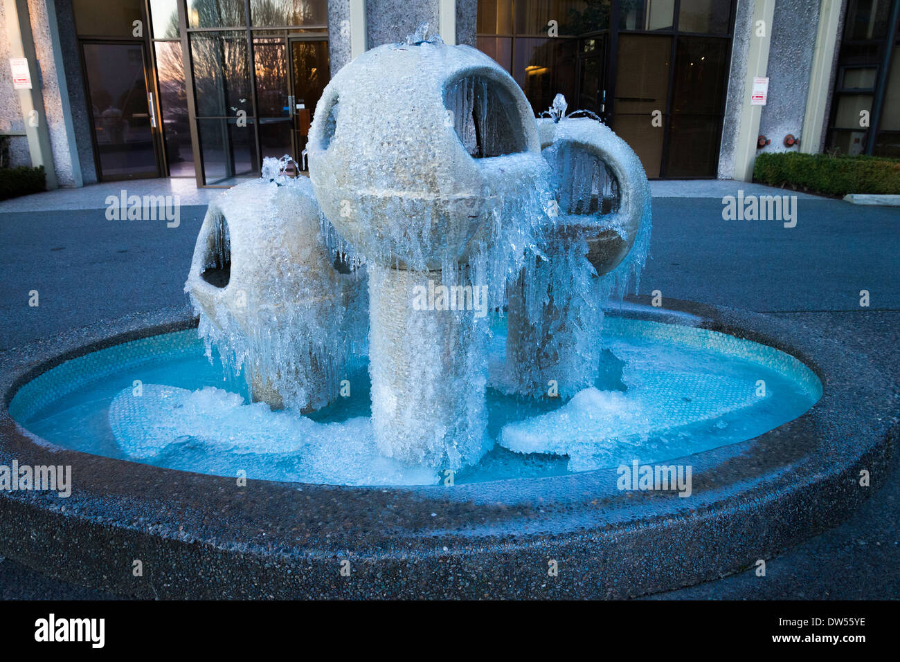 Frozen fountain winter ice british hi-res stock photography and images ...