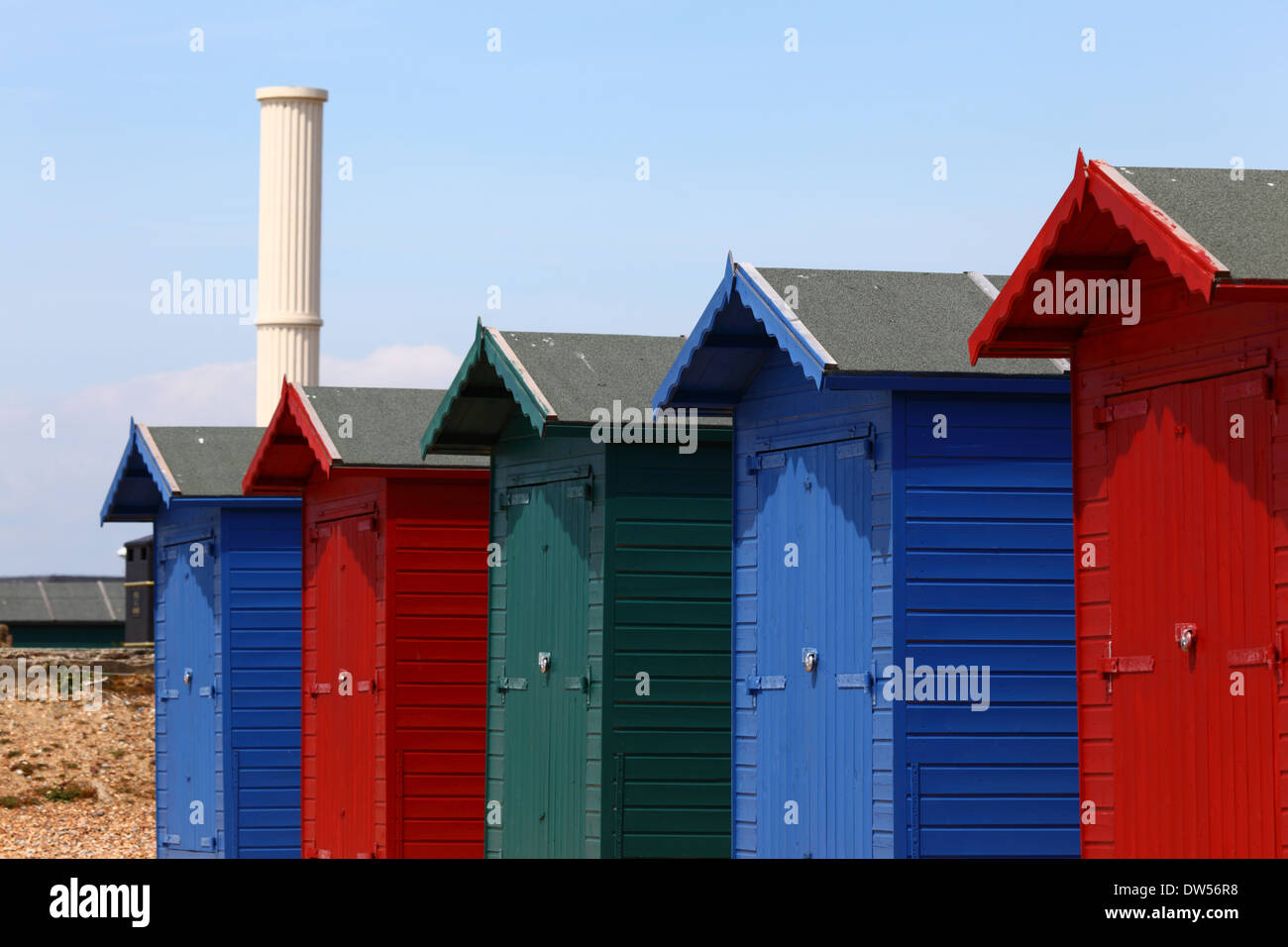 Beach huts holiday seaside sea sheds hi-res stock photography and ...