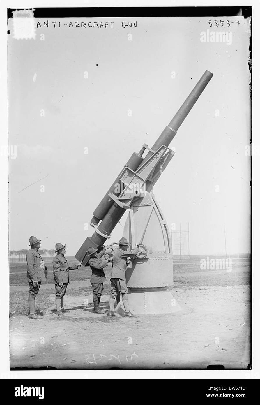 Old anti aircraft gun hi-res stock photography and images - Alamy